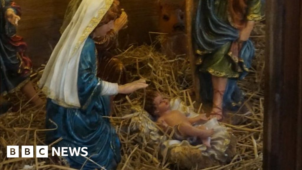 Baby Jesus stolen from St Annes Square nativity scene - BBC News