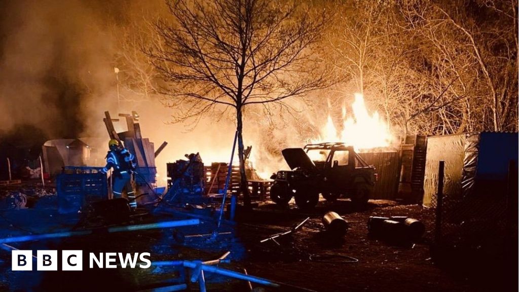 Baby chicks perish in caravan fire on Isle of Wight - BBC News