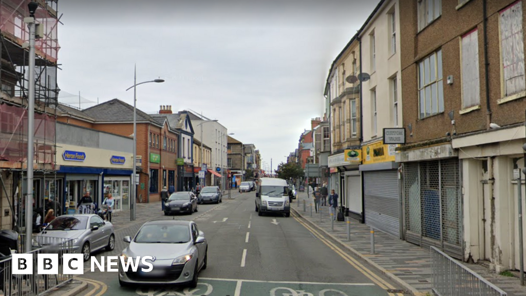 Rhyl: High Street shut 'for three months' over unsafe buildings - BBC News