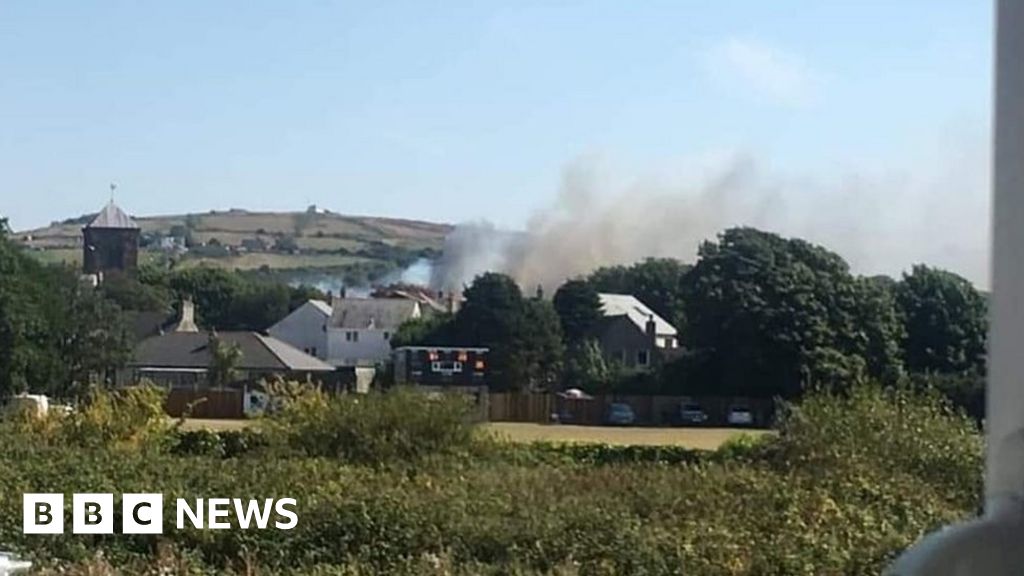Large wildfire in Cornwall tackled by nine crews - BBC News