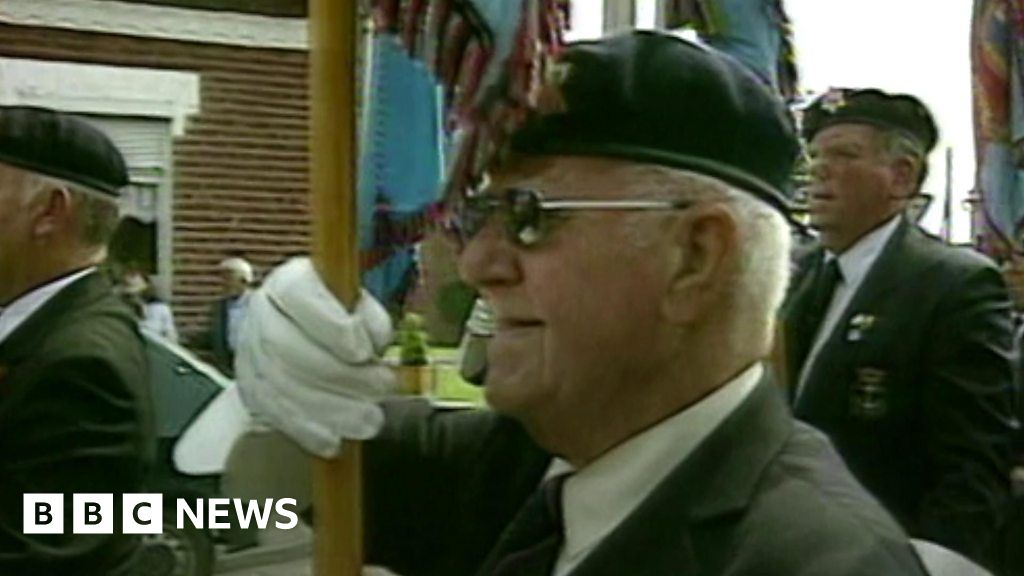 Dunkirk veteran Garth Wright dies aged 99 - BBC News