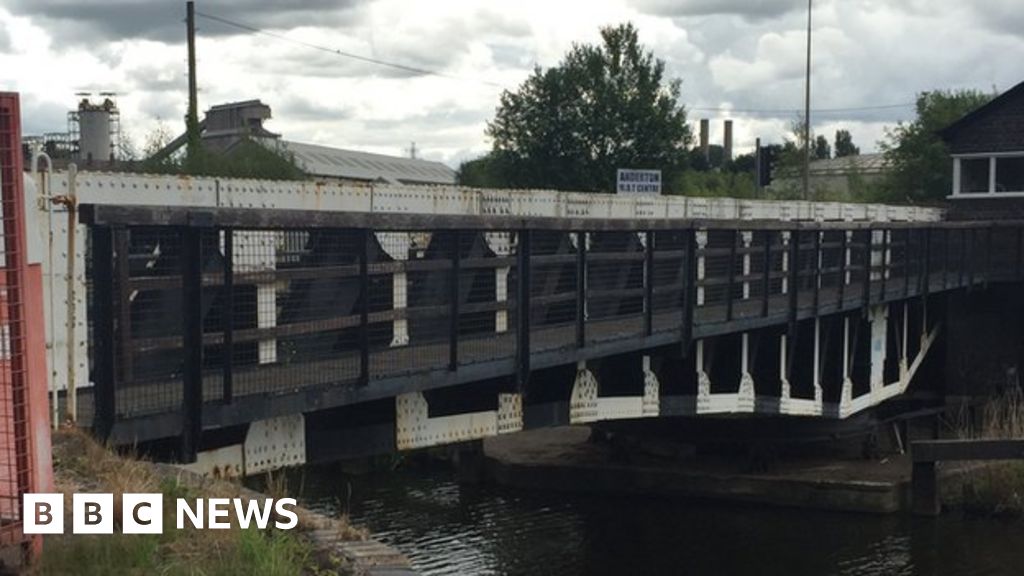 Northwich bridge petition draws 1,200 signatures - BBC News