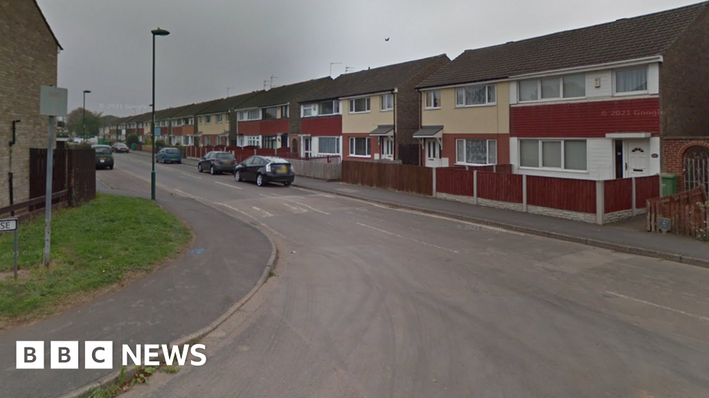 Three murder arrests after Nottingham fatal fight stabbing - BBC News