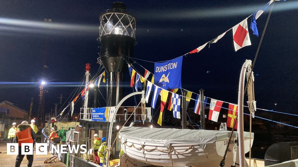 Spurn Lightship: Floating lighthouse returns to Hull Marina - BBC News