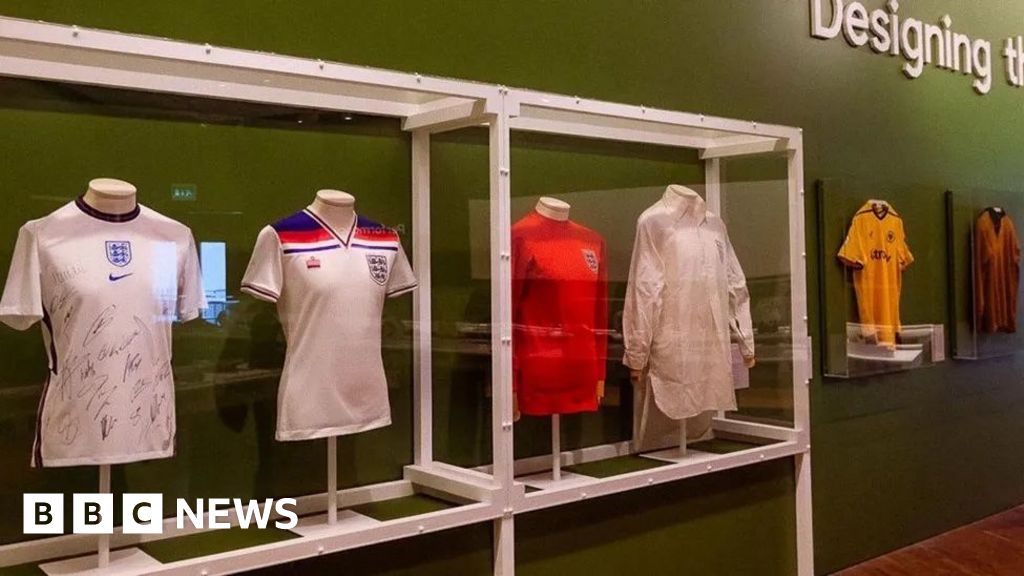 Thousands visit Wolverhampton football exhibition - BBC News
