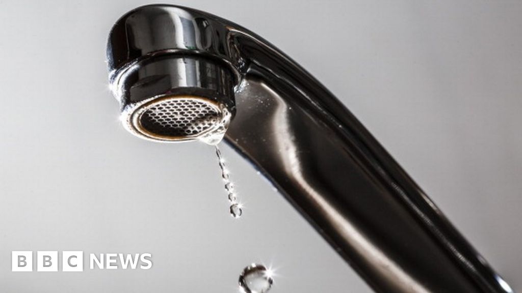 Burst water main affects Burry Port's water supply - BBC News