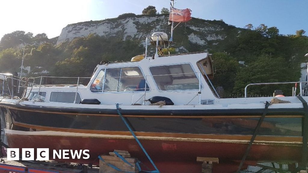 Channel migrants: Arrests 'disrupt people-smuggling gang'