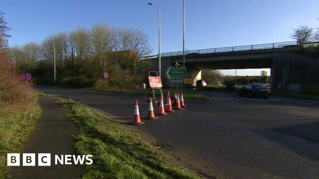 A34 crash: Pedestrian hit by ambulance dies - BBC News