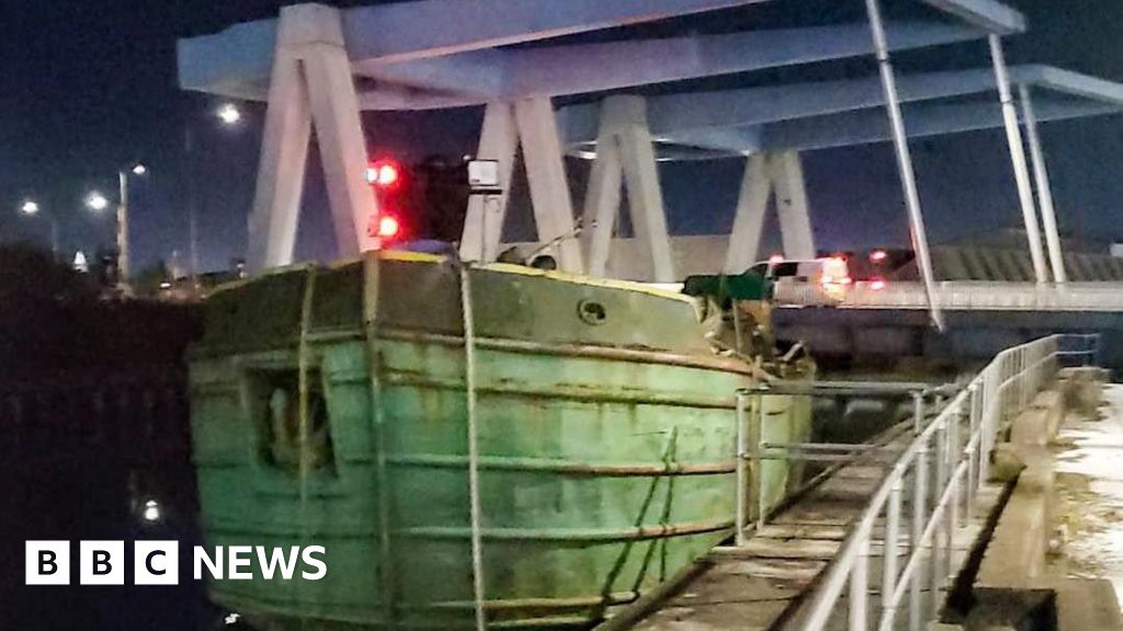 Unmooring of barge that hit Hull bridge 'deliberate'