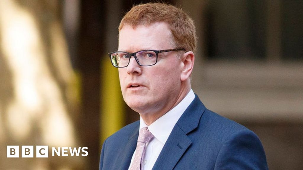 Bosses' group head in abrupt departure