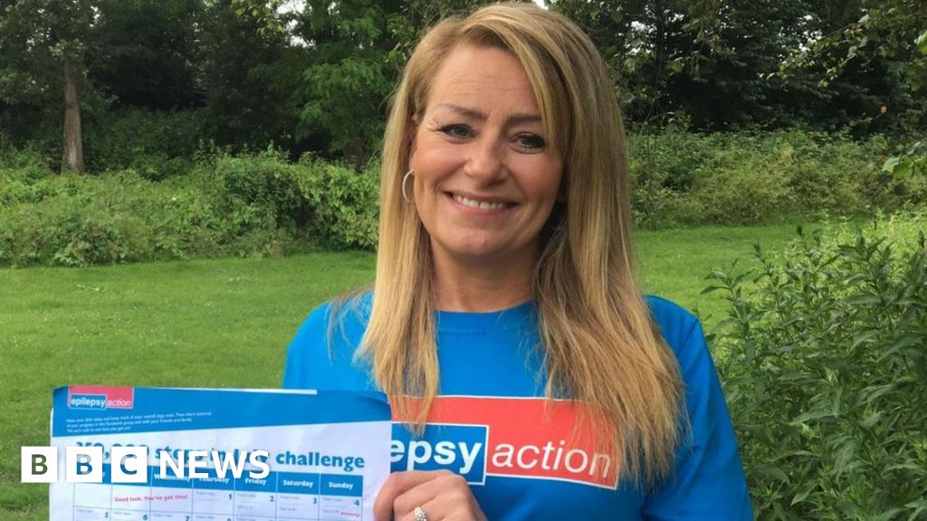 West Bromwich woman with agoraphobia takes on walking challenge - BBC News
