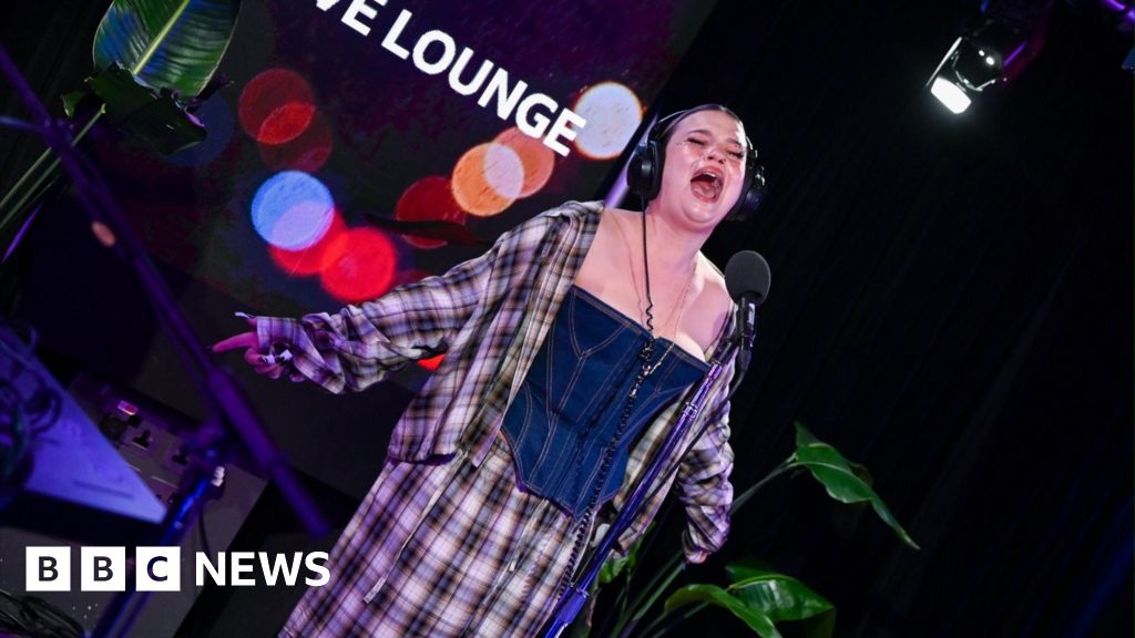 Sabrina Carpenter superfan Lola Young covers Manchild - BBC News