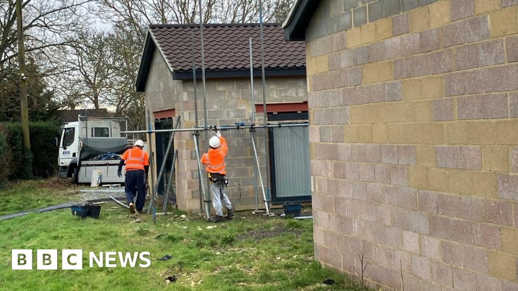 Captain Tom: Scaffolders arrive ahead of spa demolition - BBC News