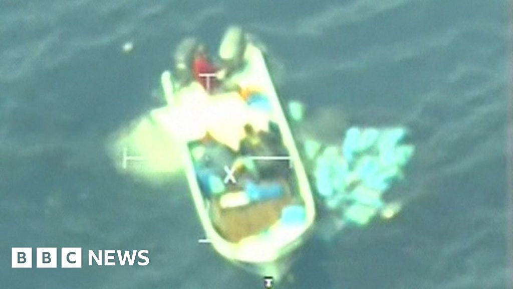 Mexican Navy footage shows mass drug jettison - BBC News