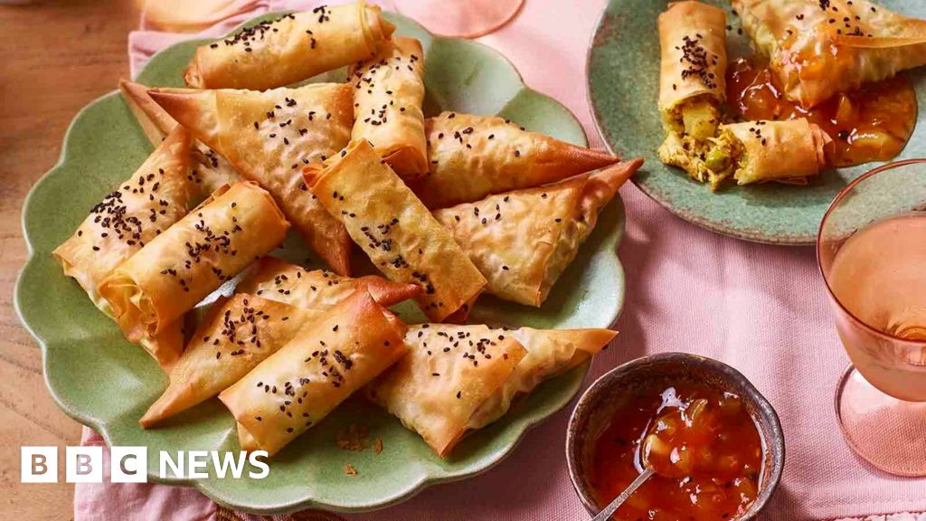 Turkey curry samosas - BBC News