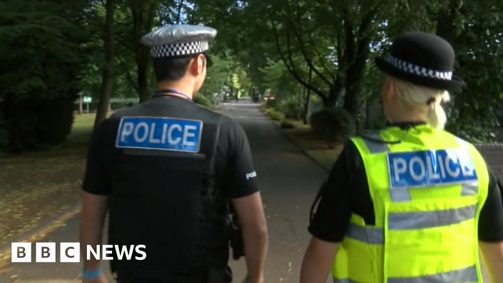 Northamptonshire Police special constable numbers 'halved' - BBC News
