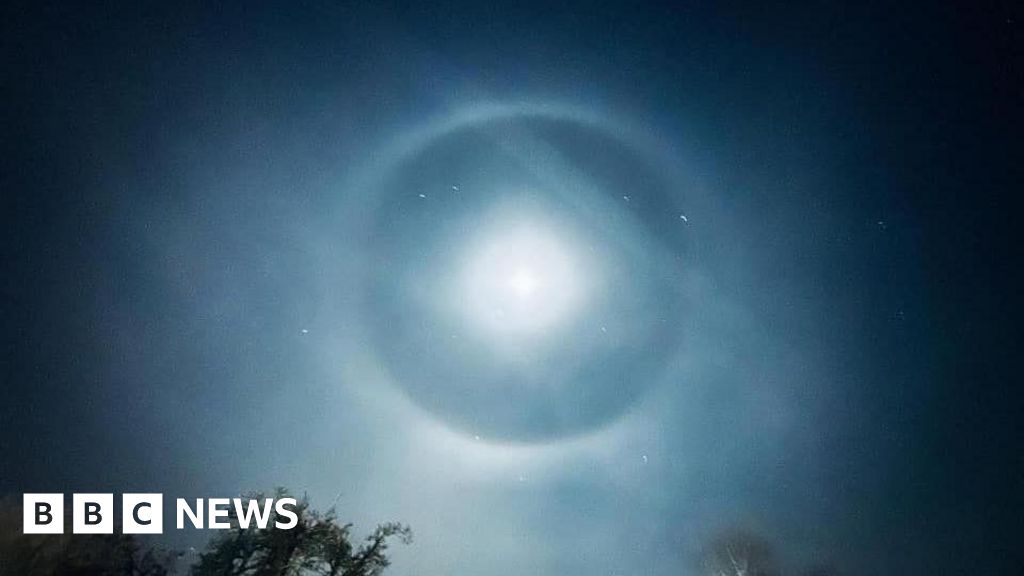 Lunar halo: Moon seen across West Country - BBC News