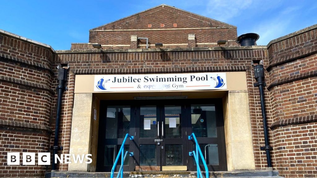 Knowle: Thousands sign petition to save Jubilee Pool - BBC News