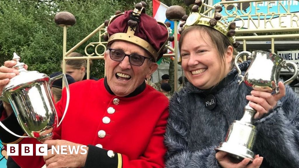 World Conker Championship 'king' and 'queen' crowned - BBC News