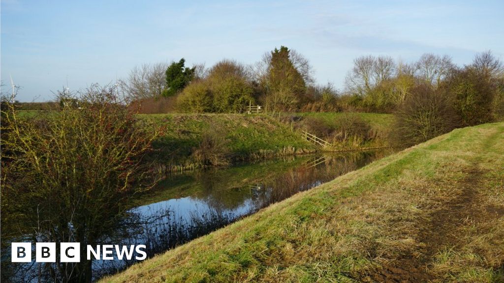 Tetney Lock: Man's body discovered in canal - BBC News