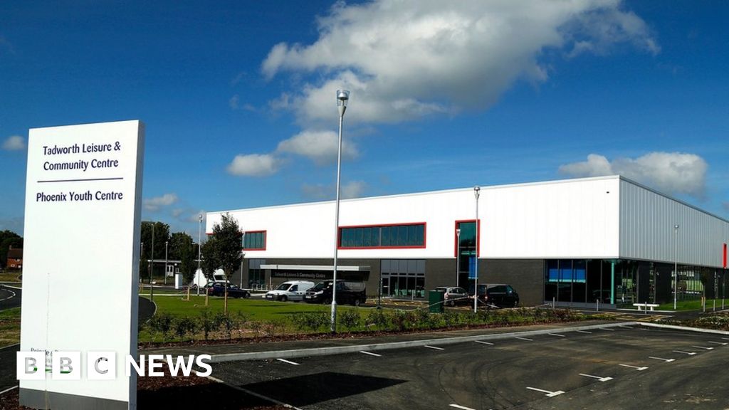 Tadworth Leisure Centre opens after five year wait - BBC News