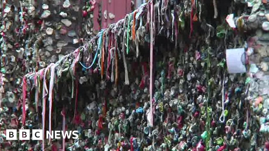 Seattle's historic 'chewing gum wall' cleaned up - BBC News