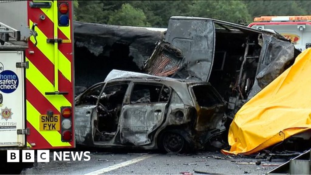 Man dead after multi-vehicle crash on M8 - BBC News