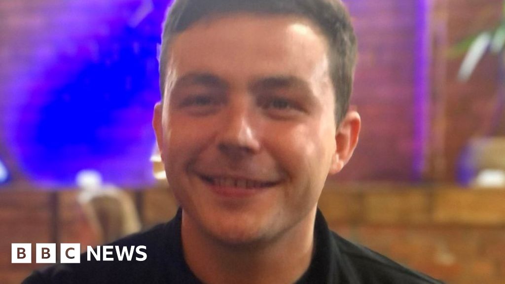 Two jailed for Huyton street murder of father-of-two - BBC News