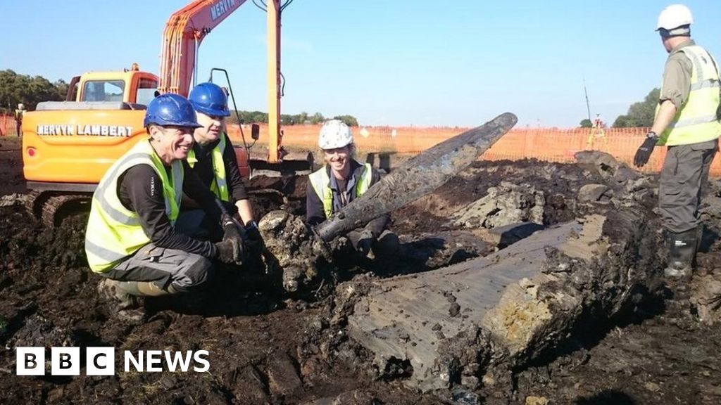 Holme Fen Spitfire dig: Propeller found after dig resumes - BBC News