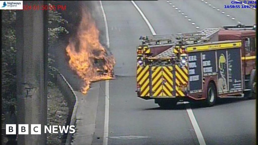 All lanes on M4 reopen after car fire near Bristol - BBC News