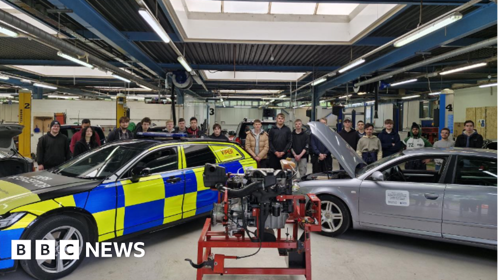 Dorset Police donate seized cars to college - BBC News