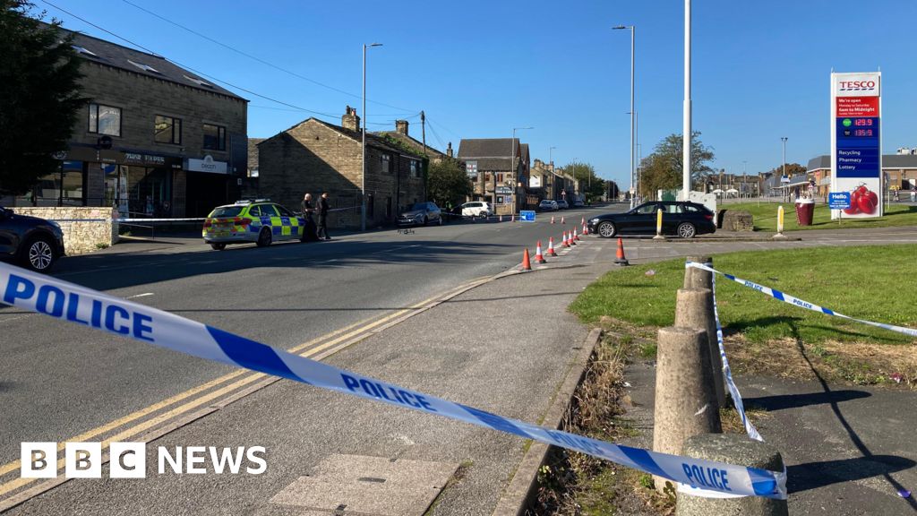 Halifax Road crash: Teenager critical after Bradford hit-and-run - BBC News