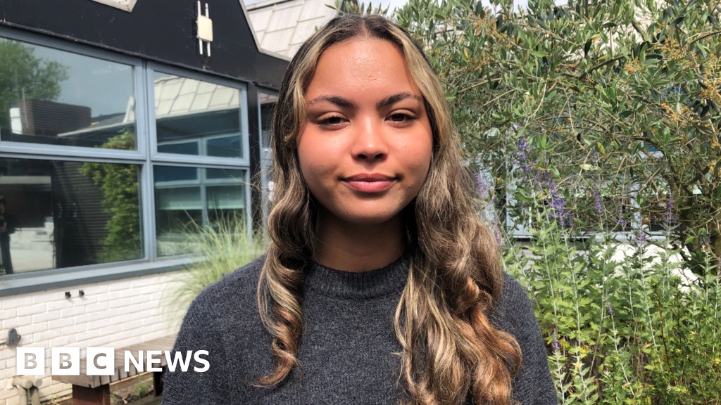 Young voters in Farnham on key issues at election - BBC News