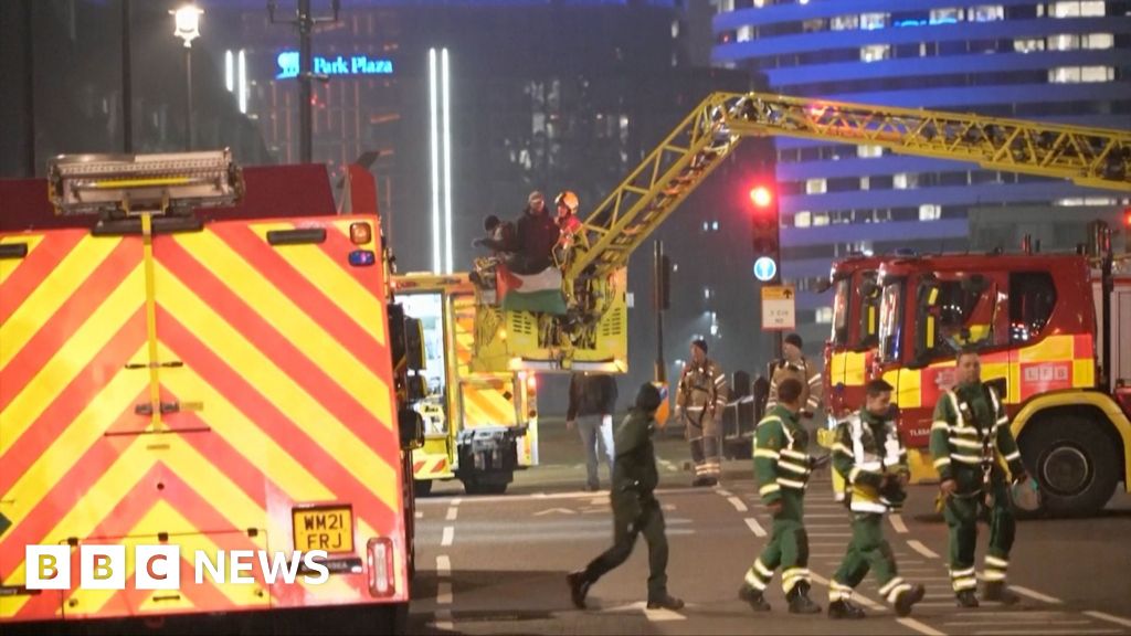 Man arrested after 16-hour Big Ben protest - BBC News
