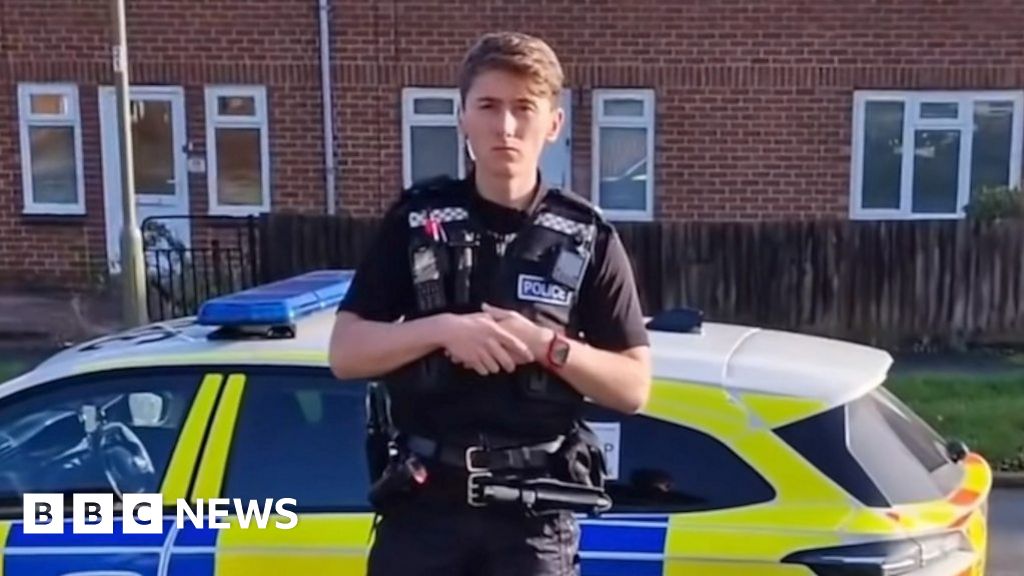 Thames Valley Police 'has spoken to' sandwich-littering officer - BBC News