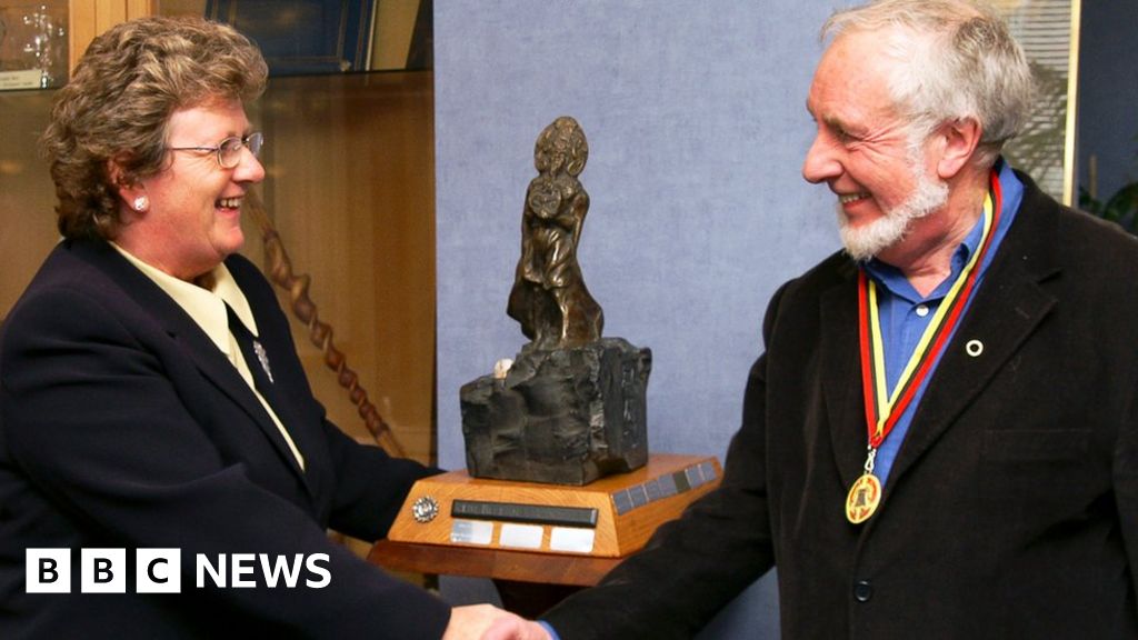 Tributes paid to Manx Gaelic revival 'pioneer' - BBC News