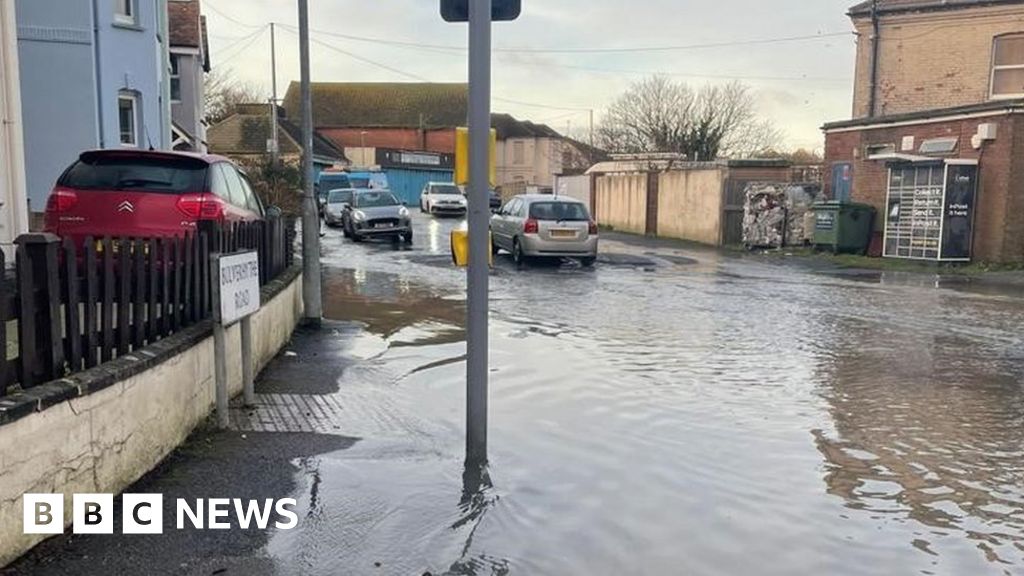 Southern Water: Burst water main causes St Leonards sewage flood - BBC News