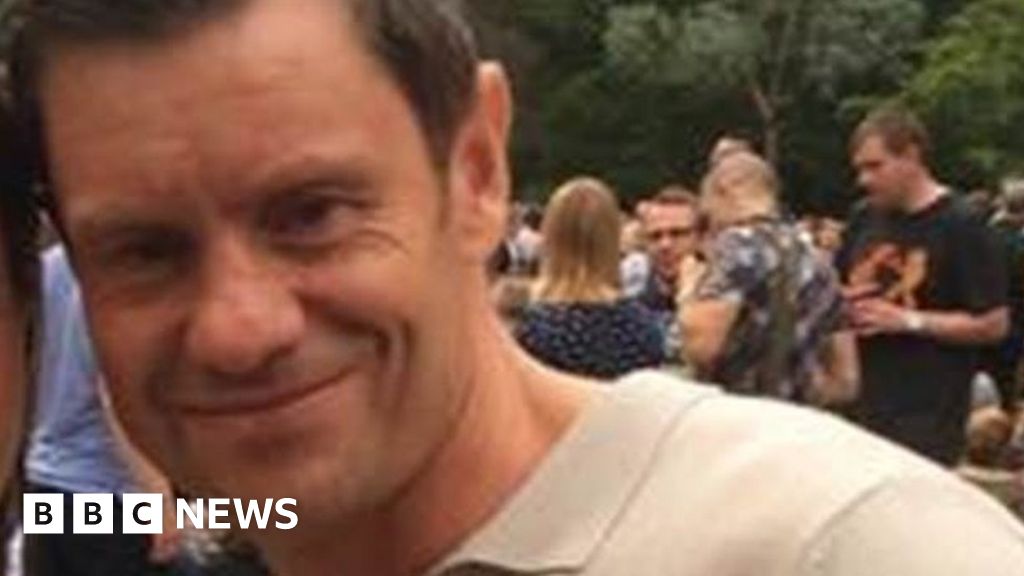 Warren Spencer named as fatal Halesowen crash victim - BBC News