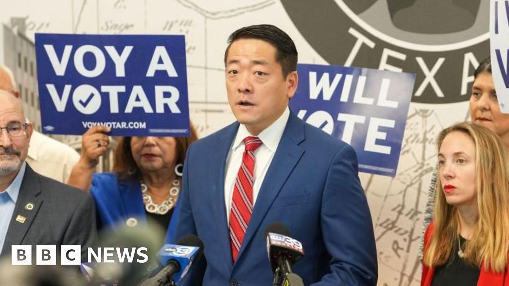 Democrats flee Texas to block Republican redistricting map backed by Trump - BBC News