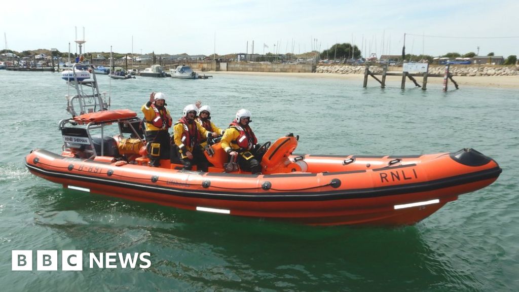 Littlehampton River Arun rescue sees boys pulled to safety - BBC News