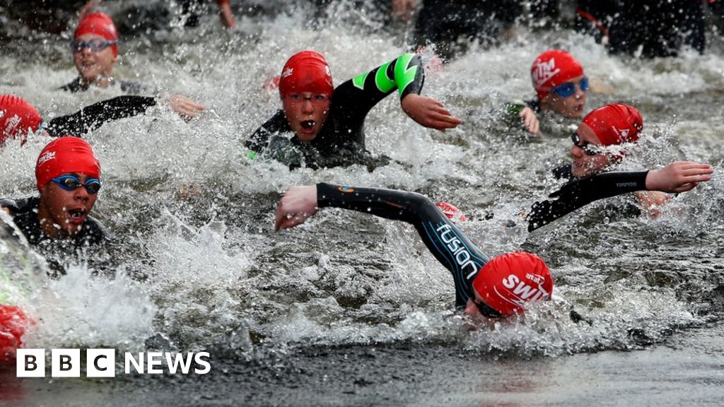 Loch Lomond swimmers take the plunge - BBC News