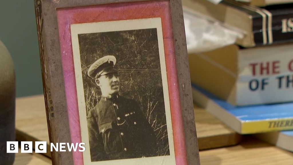 Guernsey families in new push to pardon WW2 'Robin Hood' police - BBC News