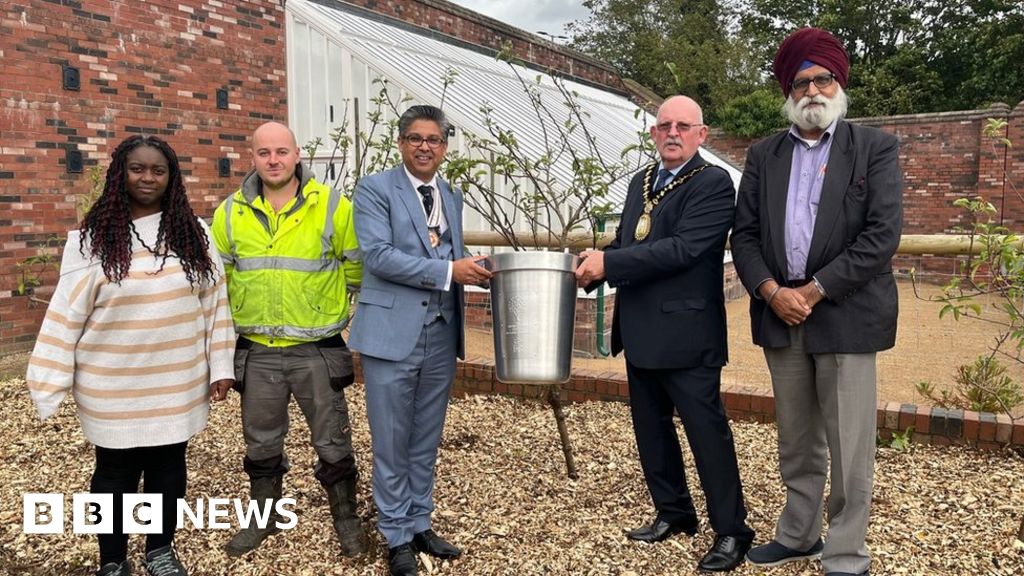 Sandwell visitor centre awarded royal pot for environmental work - BBC News