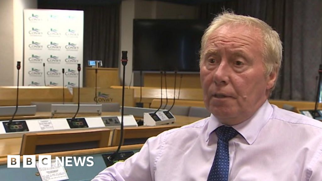 Conwy council leader Dilwyn Roberts to stand down - BBC News