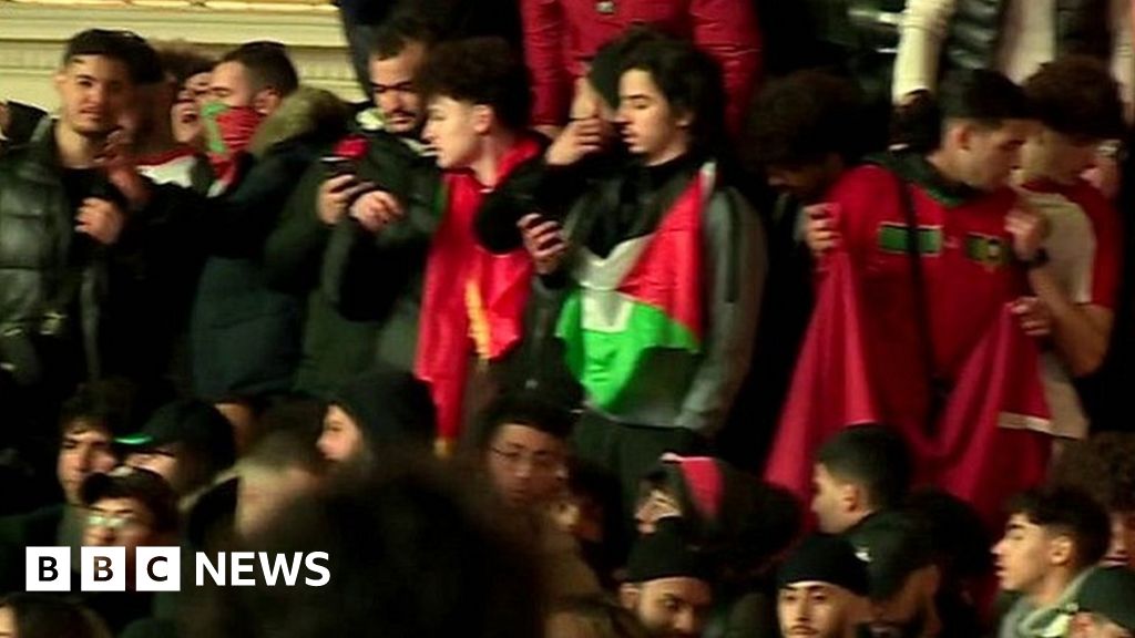 World Cup: Morocco fans celebrate historic win in London - BBC News