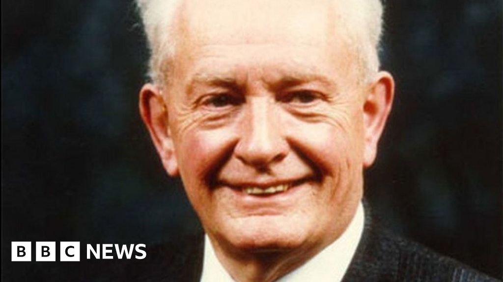 MRI scanner inventor honoured with Northampton plaque - BBC News
