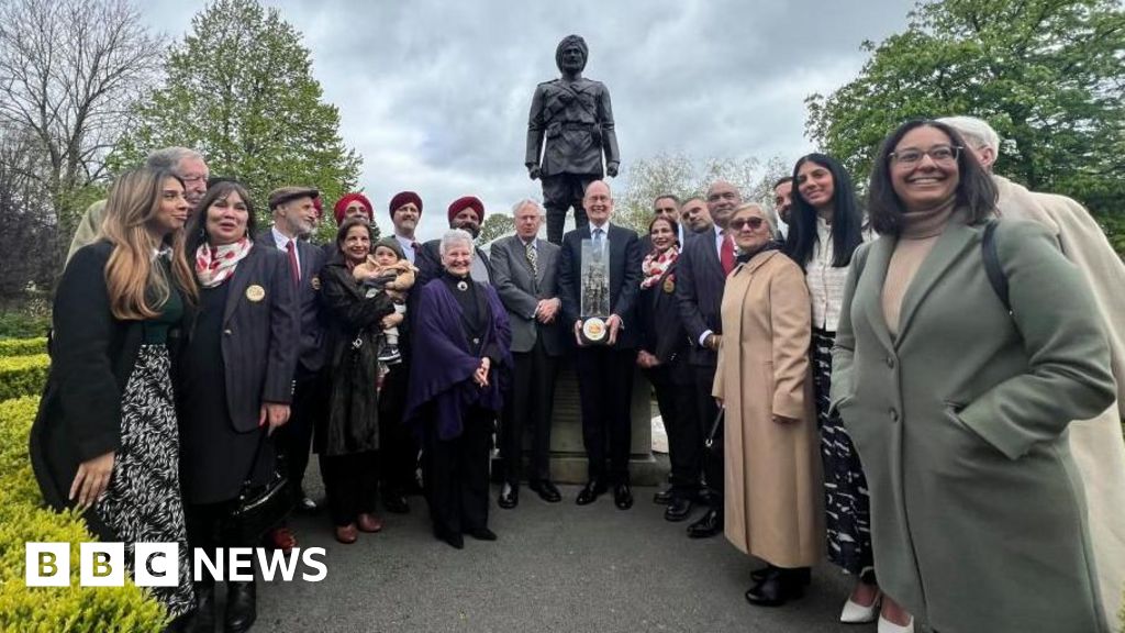 Duke of Gloucester visits Huddersfield Sikh soldier statue - BBC News