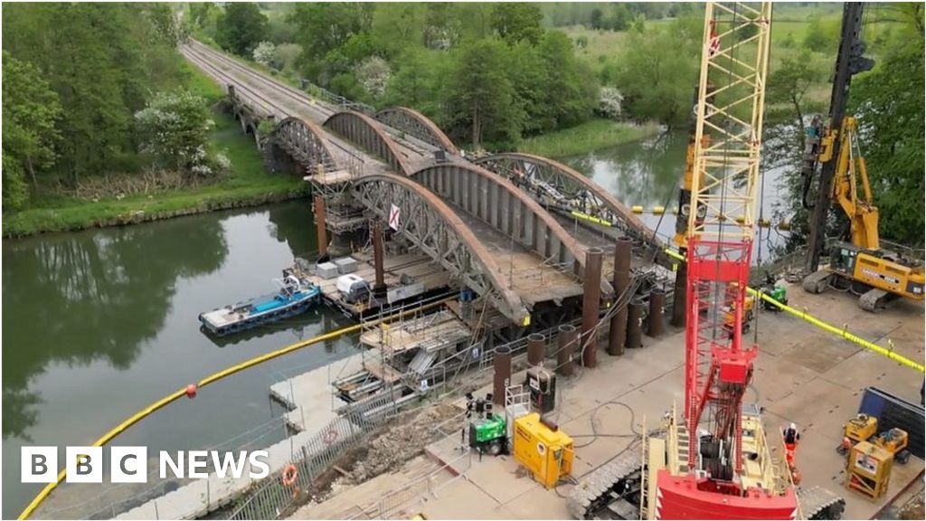 Nuneham Viaduct: Aerial video shows main rail line repair progress ...