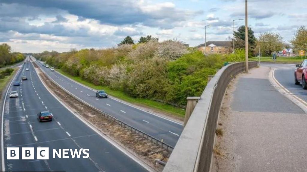 Three people hurt following four-vehicle crash near Colchester - BBC News