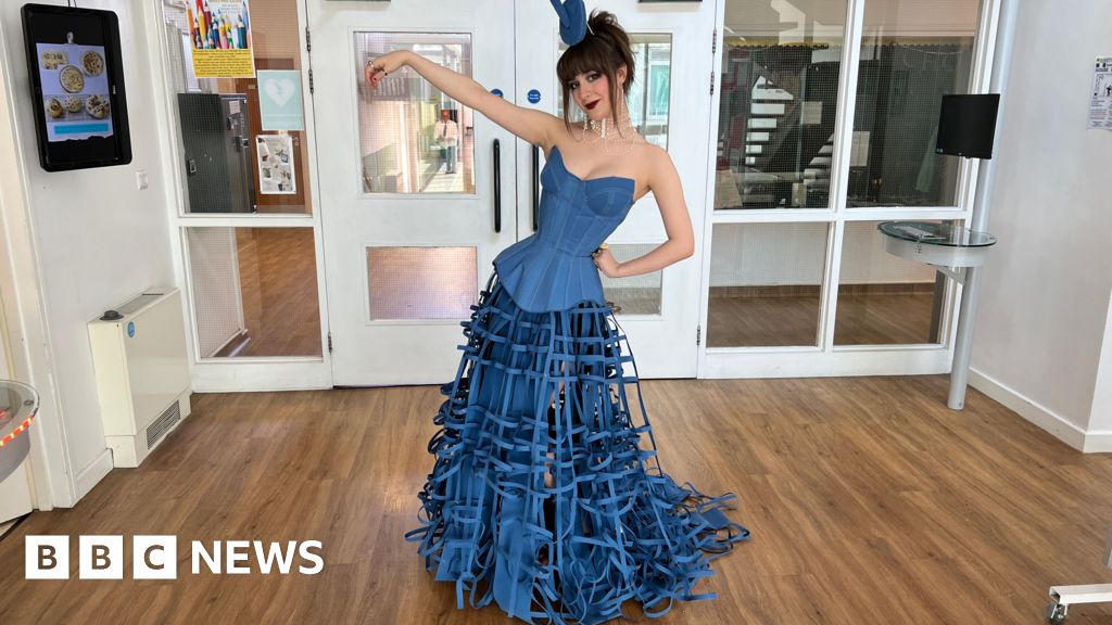 Student's broken blinds dress in final of fashion contest - BBC News